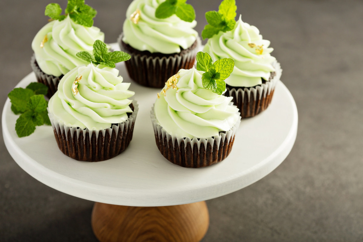Mint Frosted Cupcakes Recipe - the perfect festive treat - Sleuthing ...